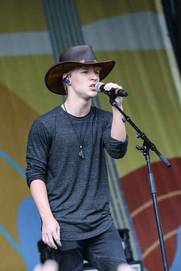 Brian Littrell Family Guide: Wife Leighanne, Son Baylee and More | Us ...