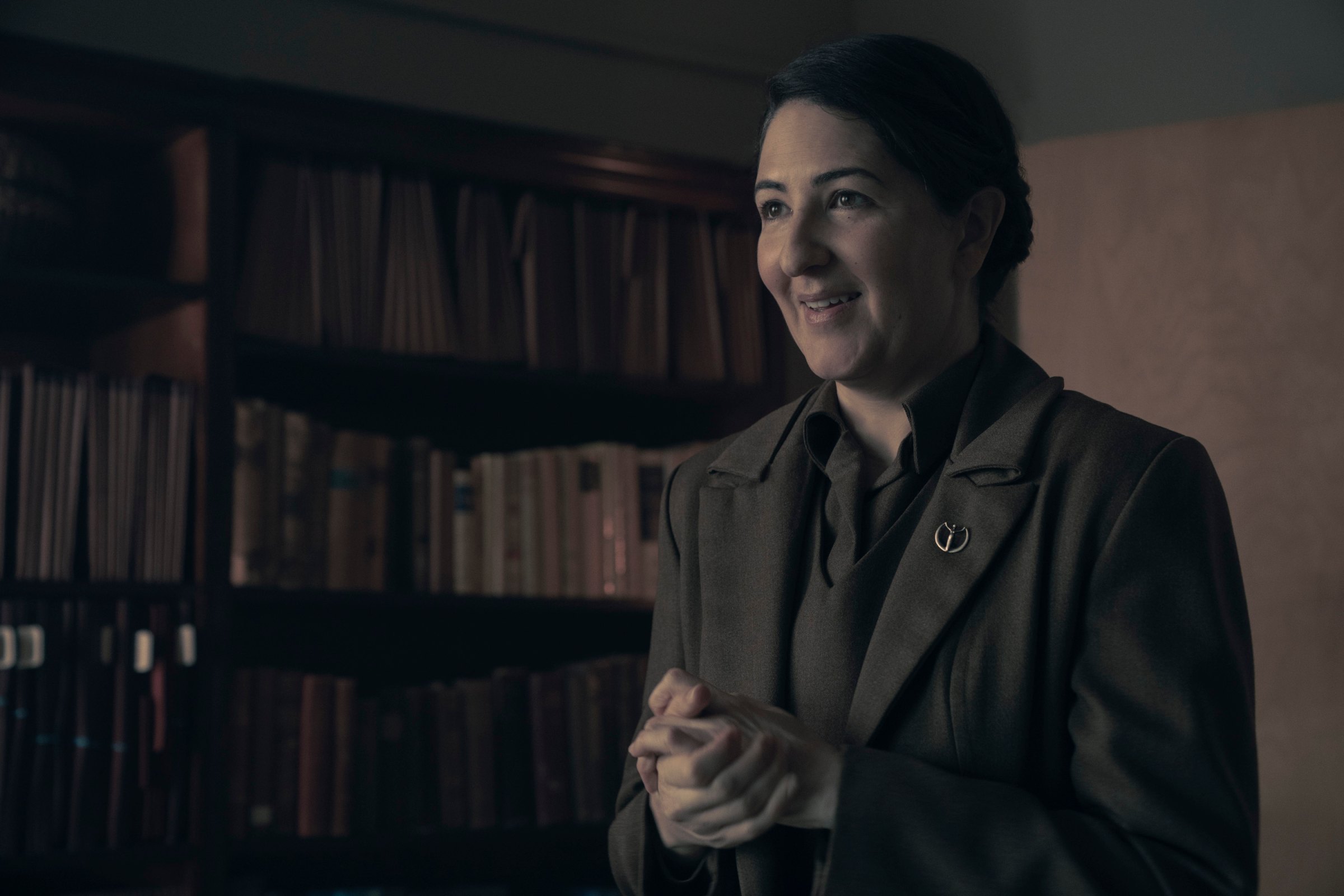 D'Arcy Carden Explains Handmaid's Tale Character Aunt Phoebe's 'Twist ...