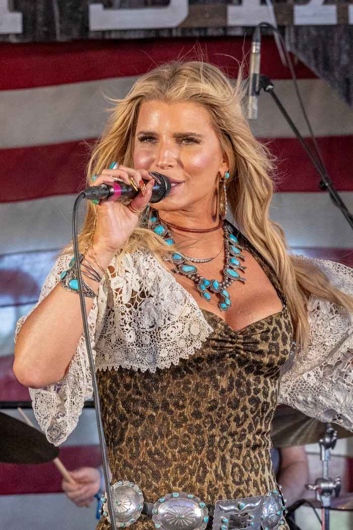 Jessica Simpson Returns to TV, Performs on American Idol Finale | Us Weekly