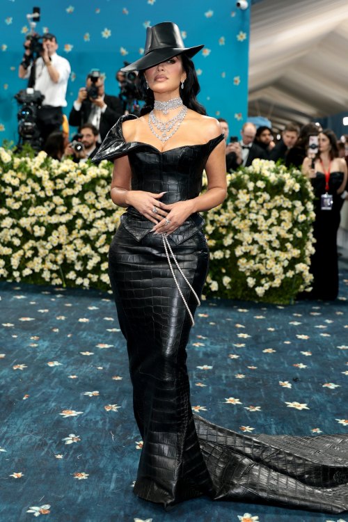 Kim Kardashian casi muestra su trasero en su look de cuero de la Gala ...