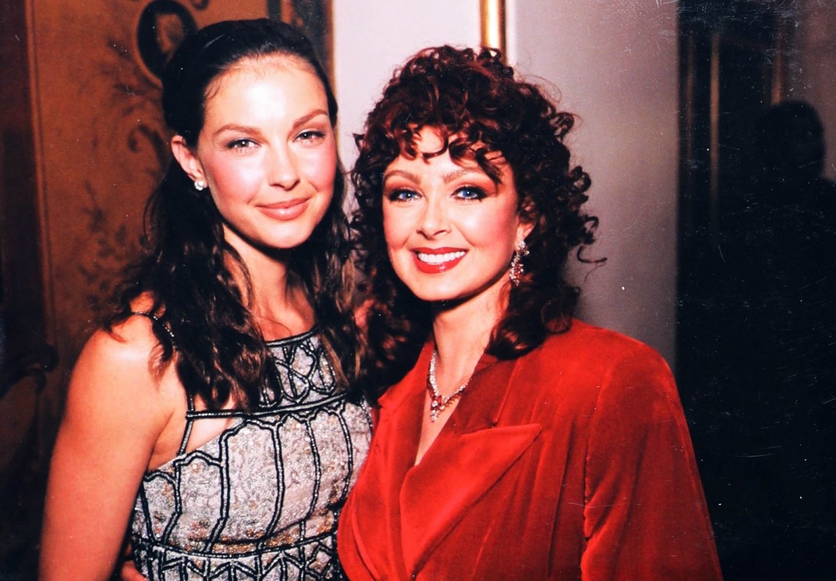 Ashley Judd Reflects on Naomi's Final Moments in Judds Series: Recap ...