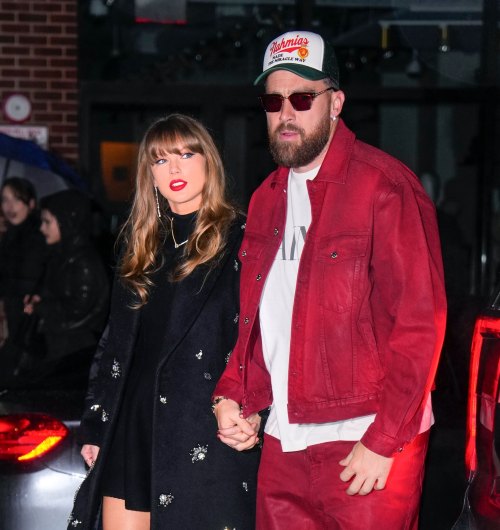 Taylor Swift Performs 'Shake It Off' at Travis Kelce's TEU Concert | Us ...