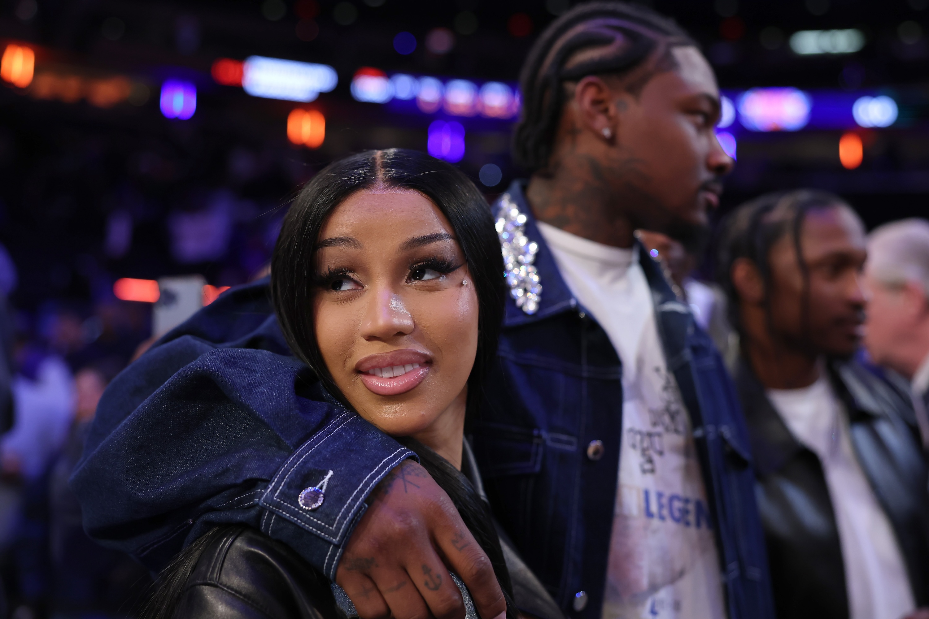 Cardi B y Stefon Diggs calientan romance con PDA en un yate | Us Weekly