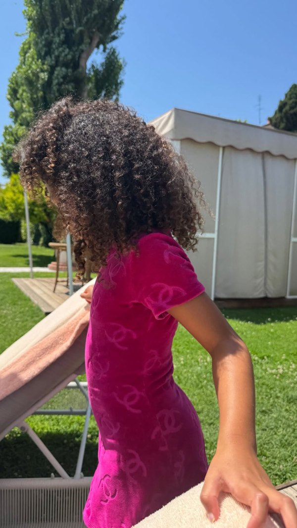 Stormi, la hija de Kylie Jenner, luce varios vestidos Chanel | Us Weekly