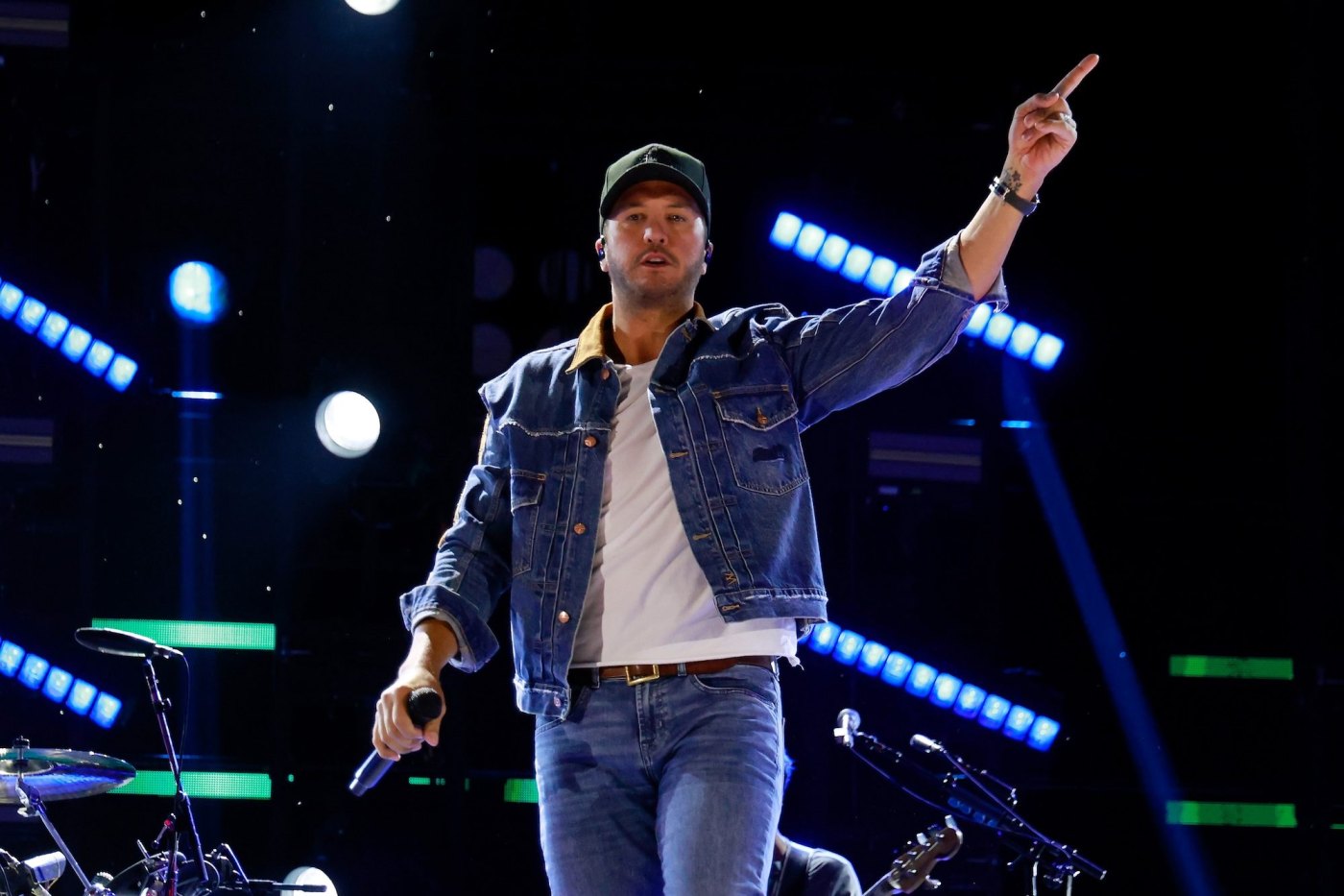 Luke Bryan Reacts to Fan Throwing Ball at His Face at Concert | Us Weekly