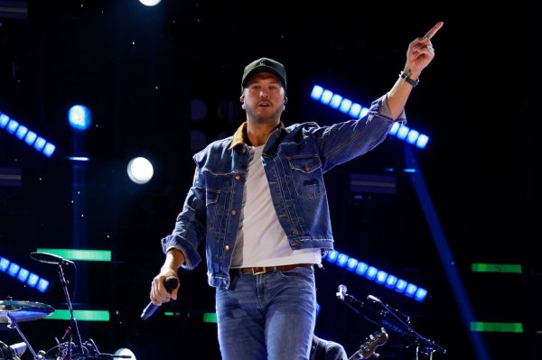 Luke Bryan Reacts to Fan Throwing Ball at His Face at Concert | Us Weekly