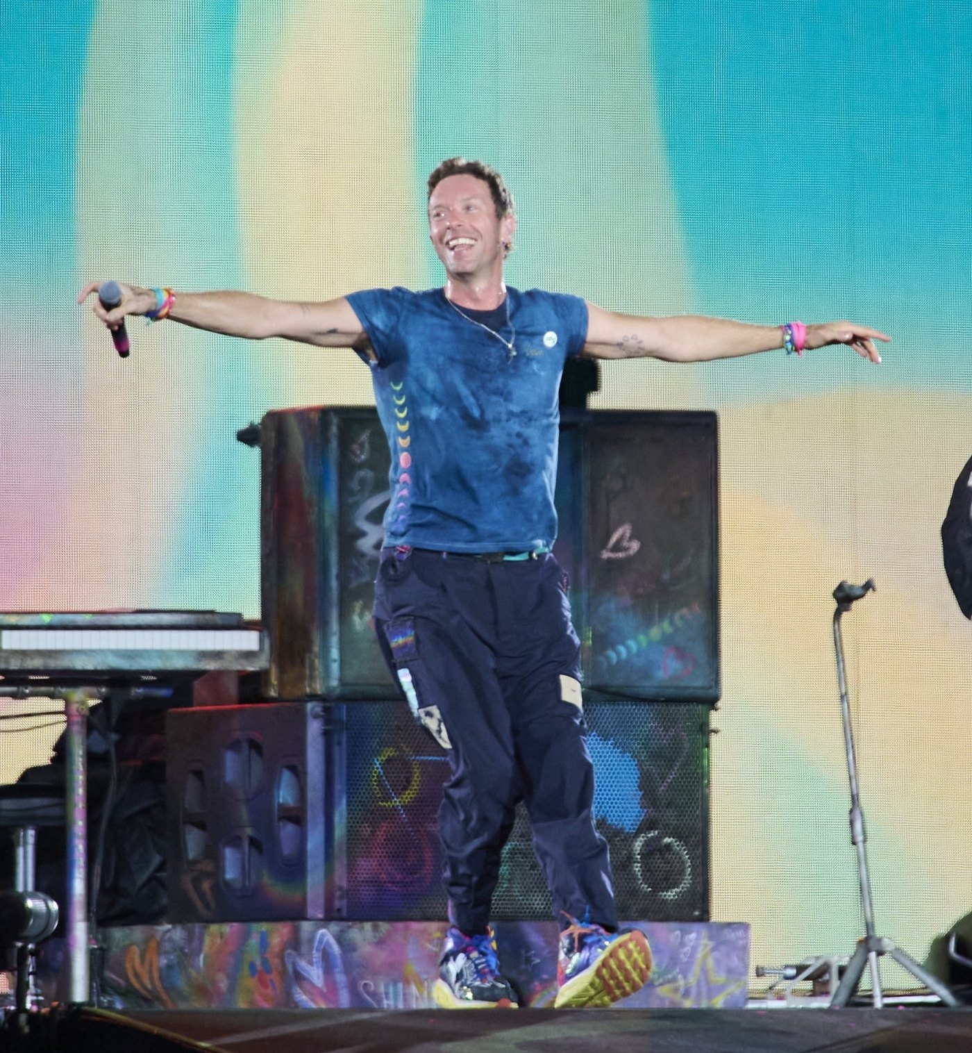 Coldplay’s Chris Martin Warns Fans Over Kiss Cam After CEO Drama | Us ...