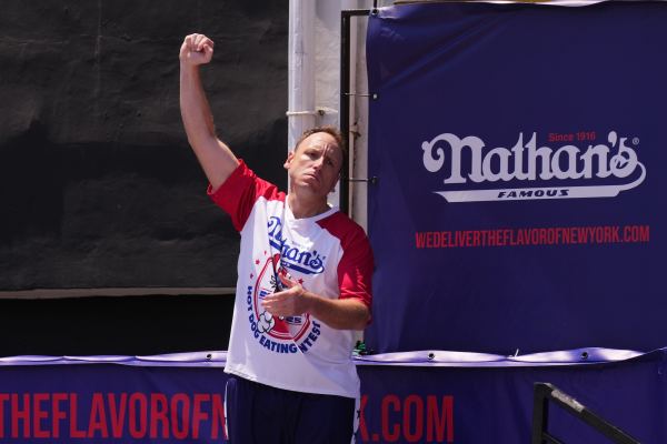 Joey Chestnut domina el concurso de comer perros calientes de Nathan's ...