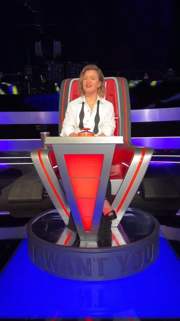 Kelly Clarkson Debuts Bob Haircut in The Voice Season 29 Promo | Us Weekly