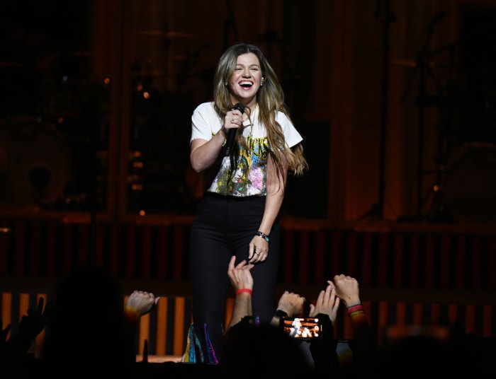 Kelly Clarkson Reflects on Touring vs Taylor Swift's 'Eras Tour ...