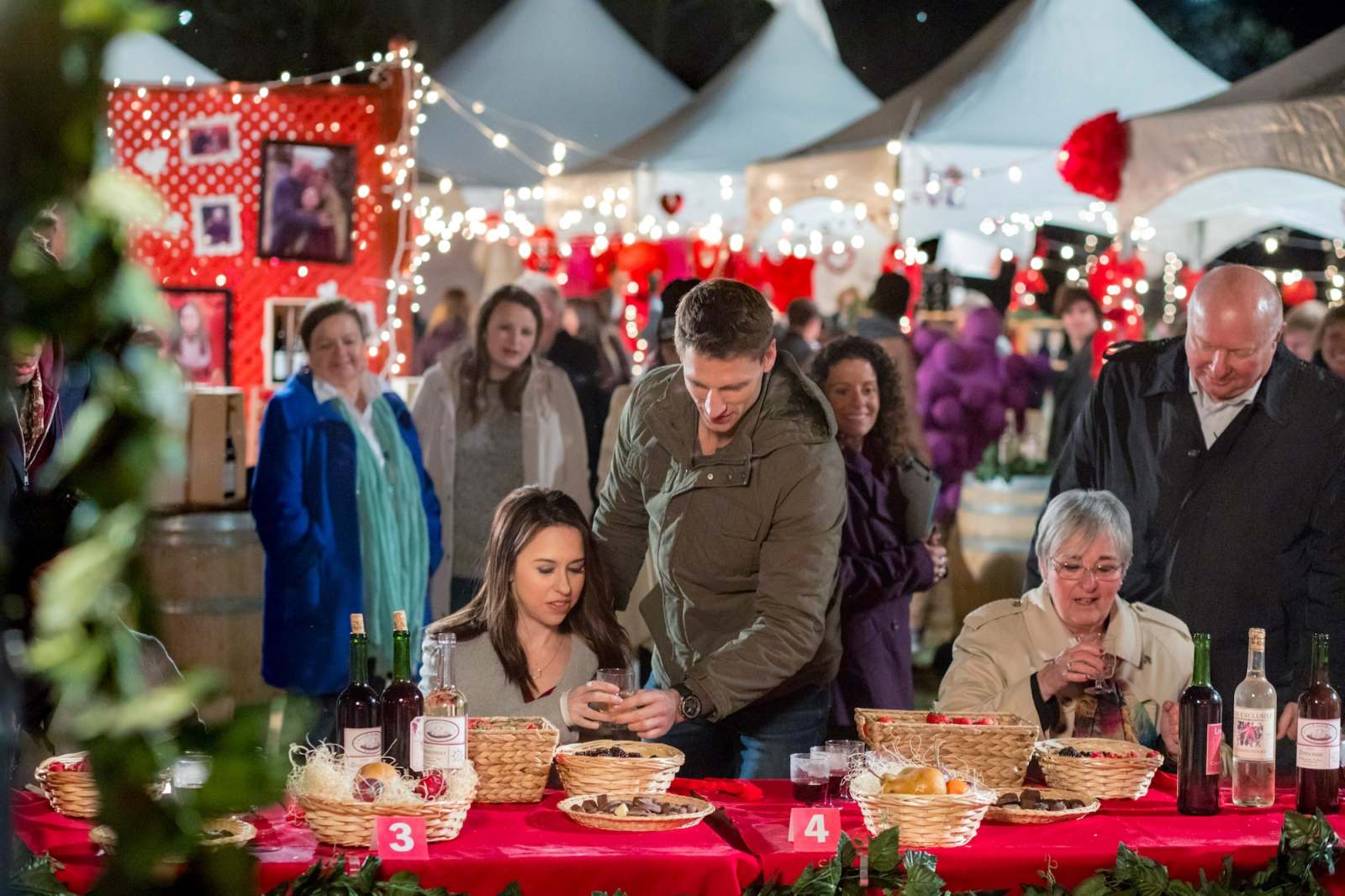 Lacey Chabert and Andrew Walker Reunite for Hallmark Christmas Movie ...