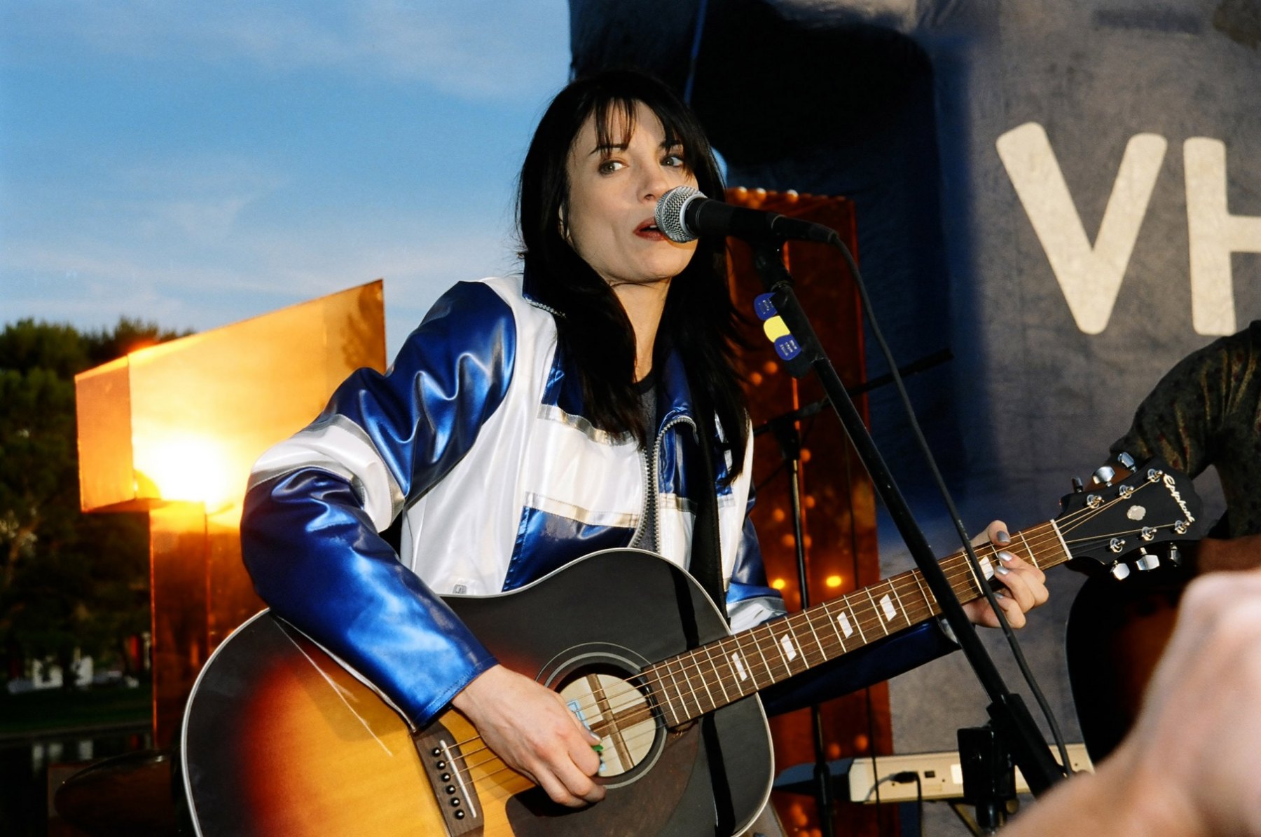 Meredith Brooks Released ‘Bitch’ 28 Years Ago: Where Is She Now? (Excl ...