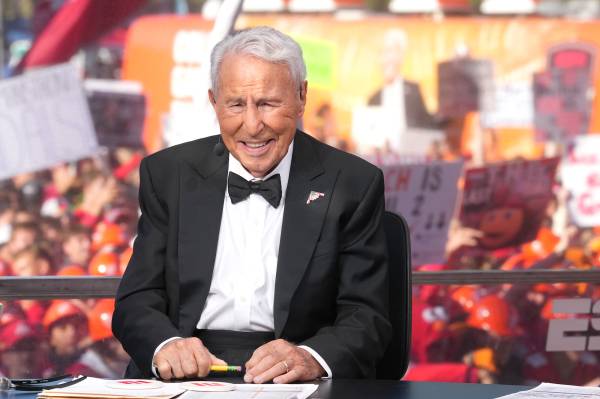 Sportscaster Lee Corso Signs Off From College GameDay After 38 Years ...