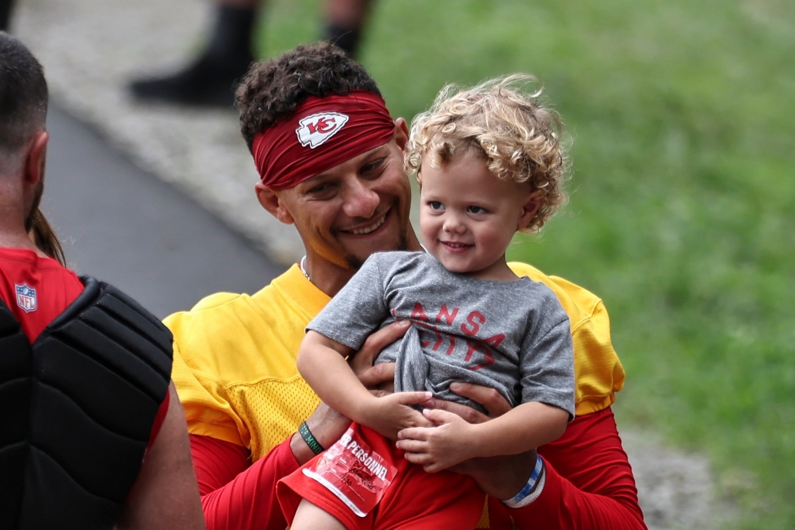 Bronze Mahomes Sings for Patrick Mahomes' Birthday Celebration | Us Weekly