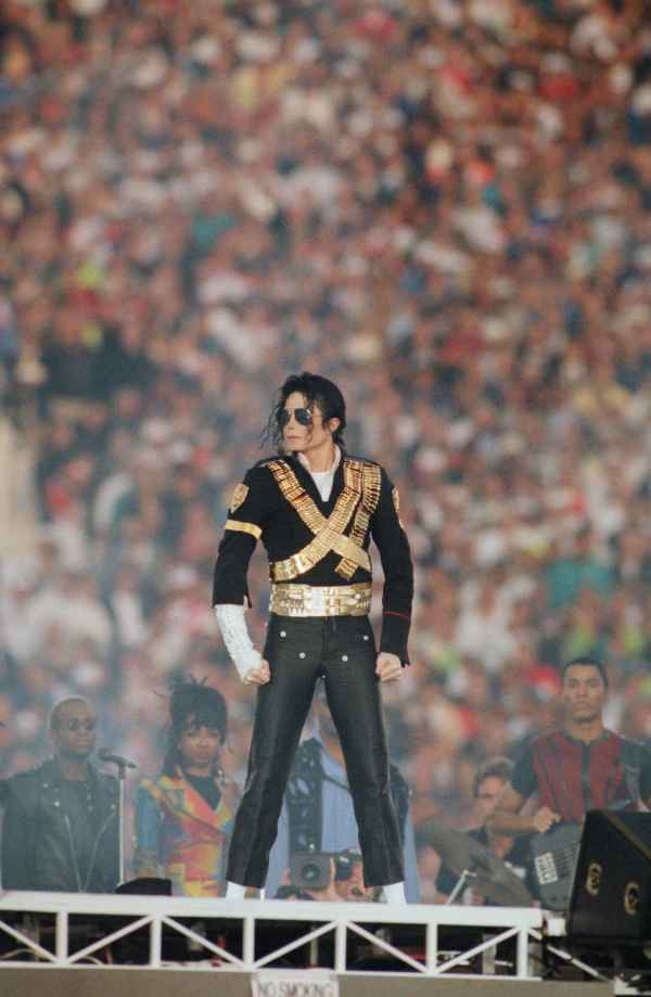 How Much Michael Jackson’s Estate Makes in Royalty, Residual Income ...