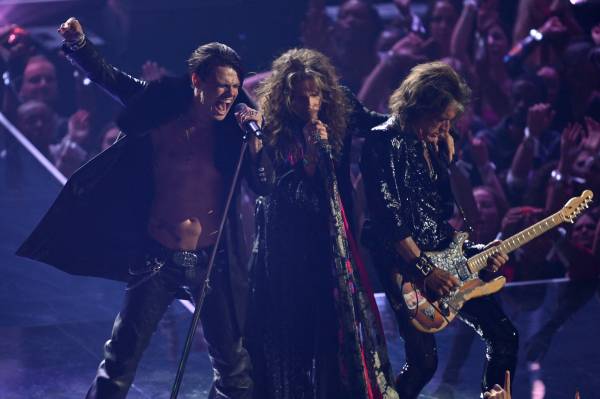 Yungblud and Steven Tyler Perform the 2025 VMAs Ozzy Osbourne Tribute ...