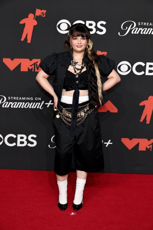 Who Is Lola Young? 5 Things to Know About the 'Messy' Singer | Us Weekly