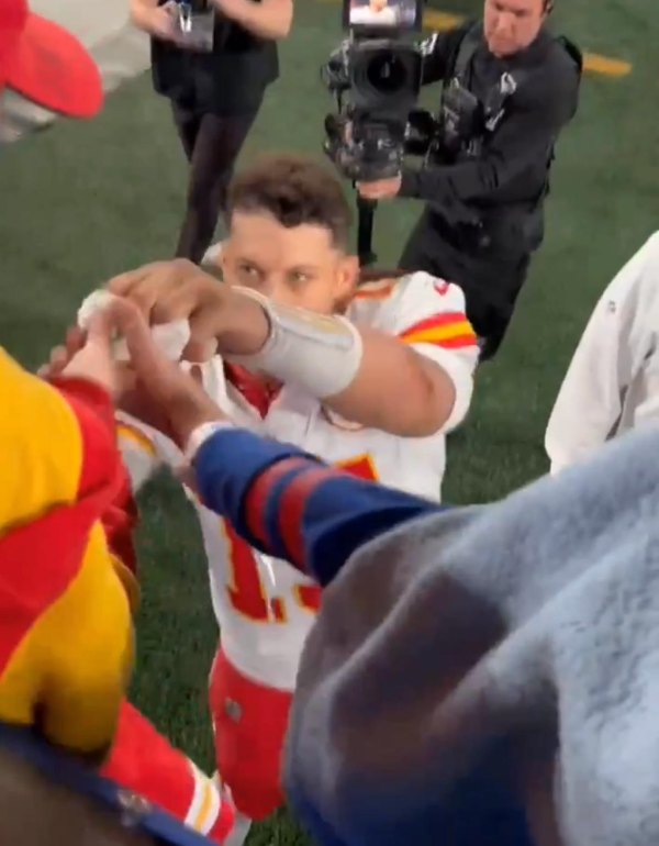 Giants Fan Caught Snatching Patrick Mahomes’ Headband From Young Fan ...