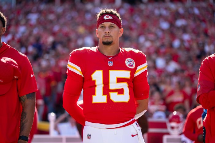 Giants Fan Caught Snatching Patrick Mahomes’ Headband From Young Fan ...