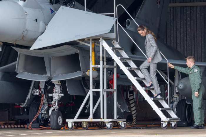 Kate Middleton Walks Backwards in Stilettos Getting Off a Fighter Jet ...
