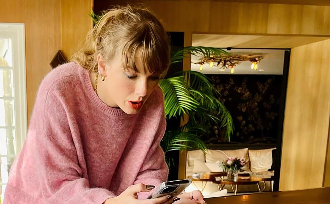 Taylor Swift's Glitter Freckles Return After Debut at Travis Kelce Game ...