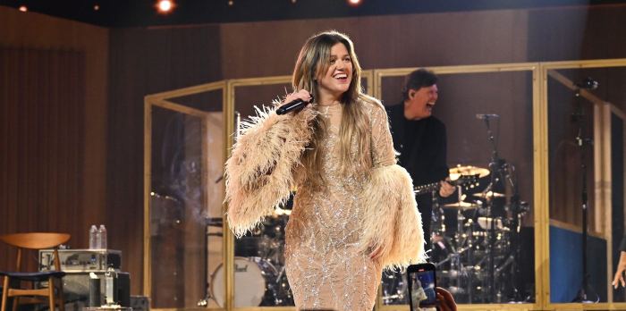 Kelly Clarkson Helps Fans Get Engaged in 1st Concert Since Ex’s Death ...