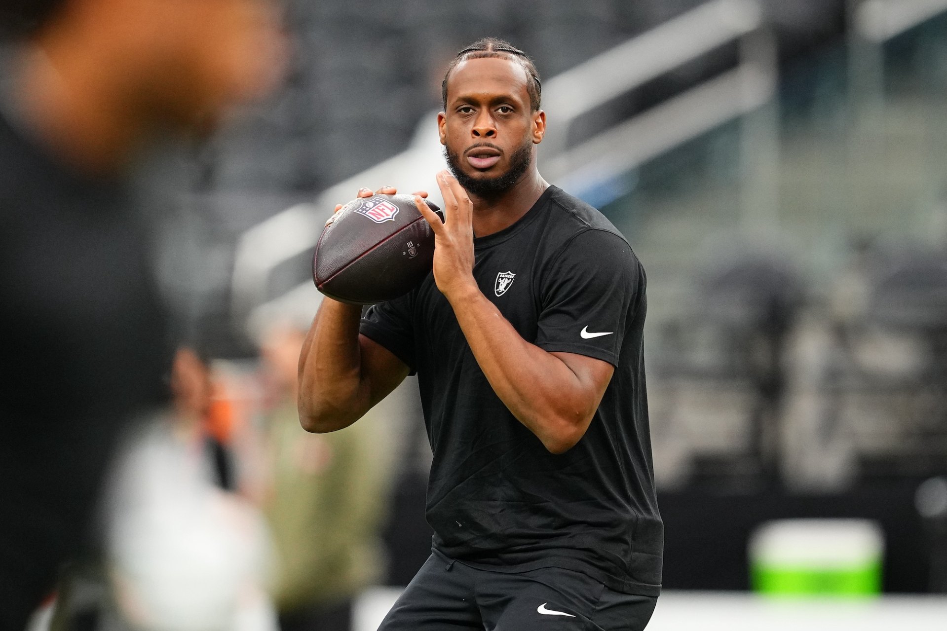 Raiders QB Geno Smith Appears to Flip Off Fans After Loss to Browns ...