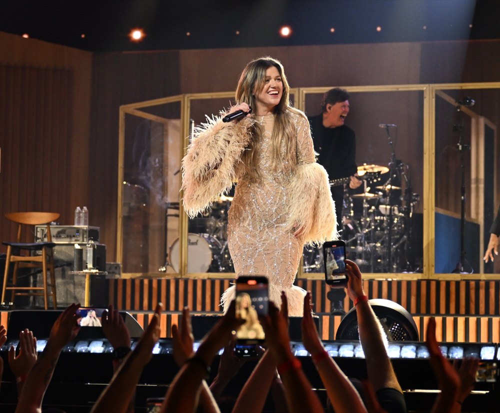 Kelly Clarkson Announces Vegas Return After Brandon Blackstock Death ...