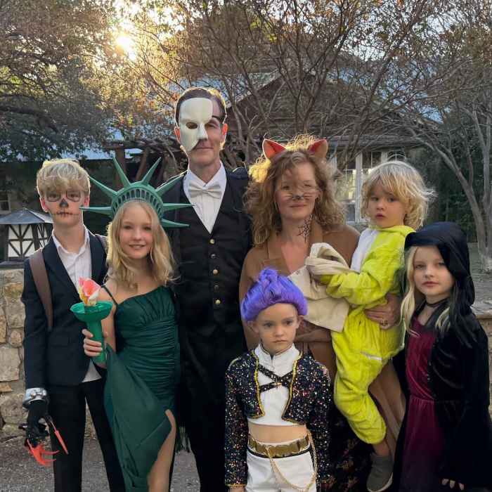 James Van Der Beek sale a pedir dulces con los niños desde un carrito ...