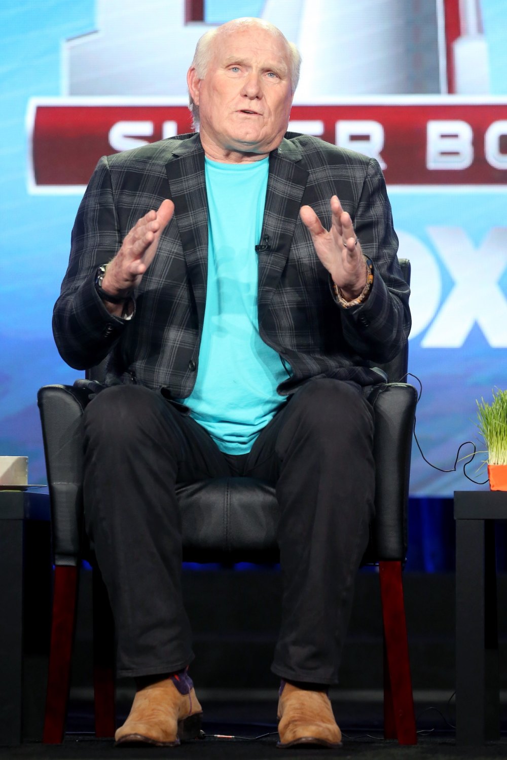 Fox NFL Sunday Host Curt Menefee Weighs in on Terry Bradshaw Future ...