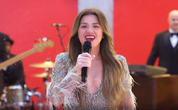 Kelly Clarkson Performs Underneath the Tree to Kick Off NFL Christmas ...
