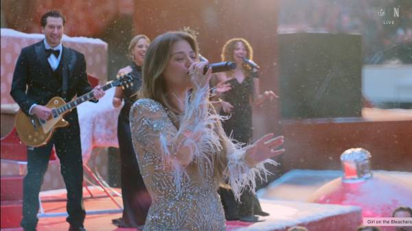 Kelly Clarkson Performs Underneath the Tree to Kick Off NFL Christmas ...