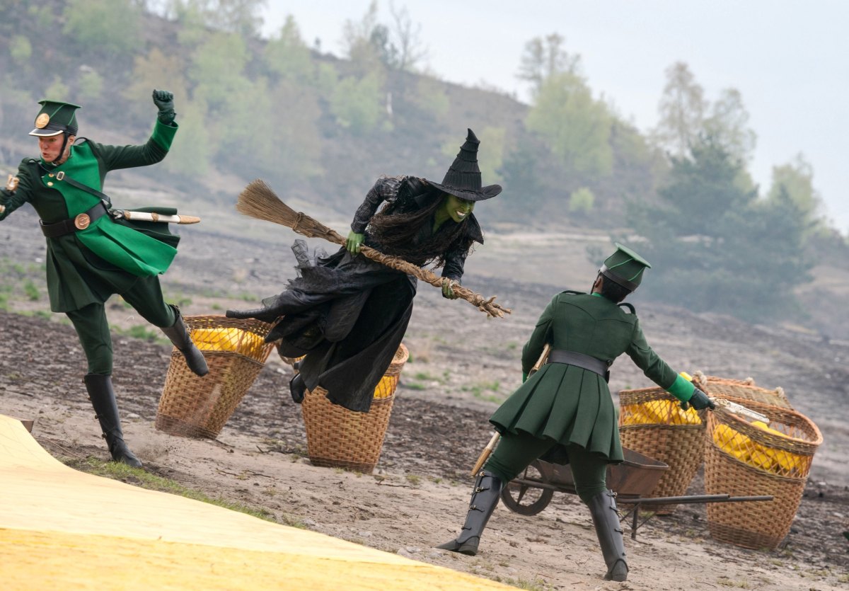 Wicked Costume Designer Defends Elphabas Controversial Sex Cardigan Us Weekly