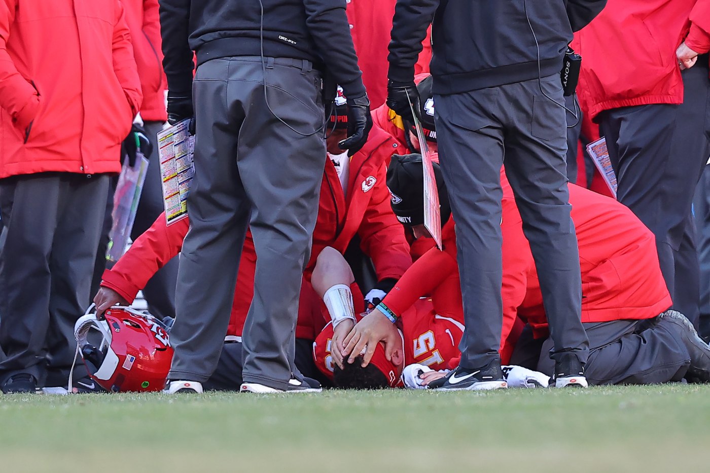 Patrick Mahomes Suffers Leg Injury as Chiefs Are Eliminated From ...