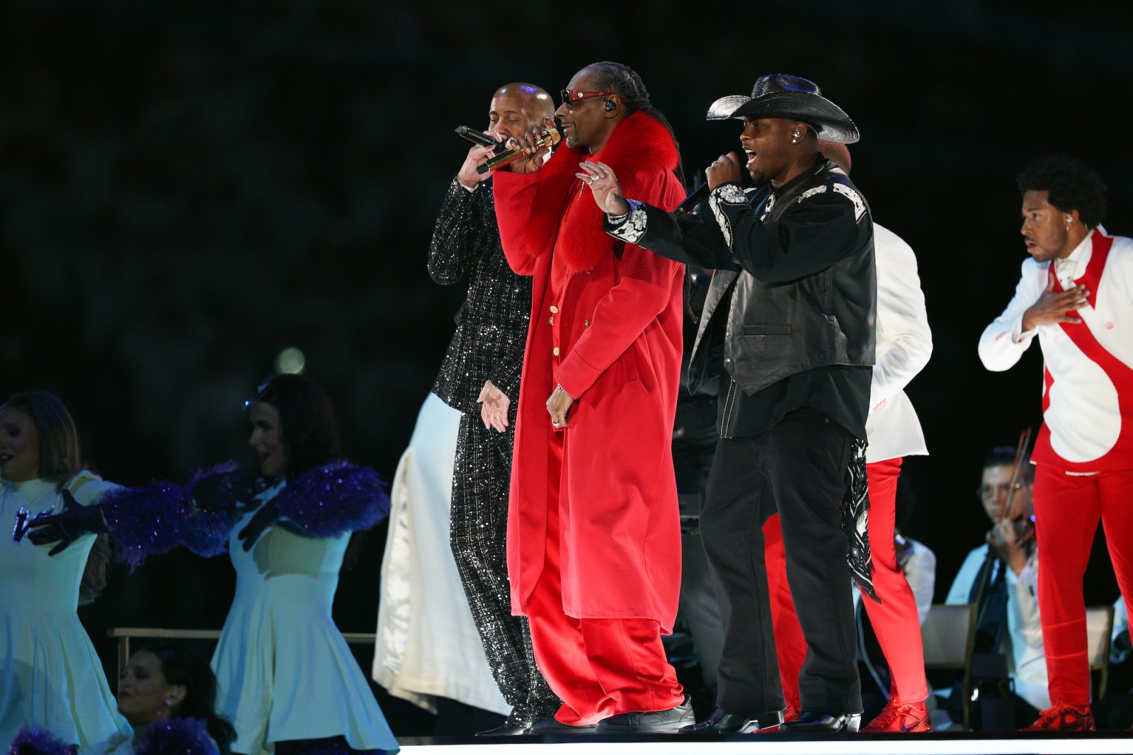 Snoop Dogg Leads Lainey Wilson, More in Jolly NFL Christmas Halftime ...