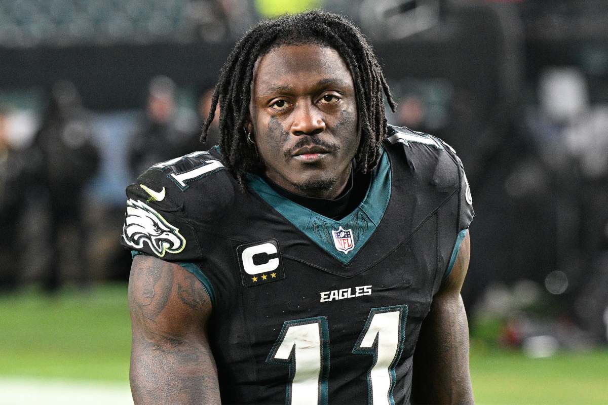 Eagles Coach Nick Sirianni Has Heated Sideline Argument With A.J. Brown ...