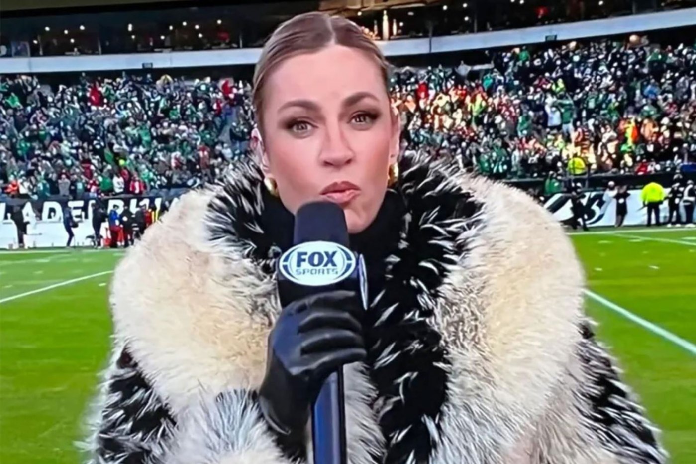 Erin Andrews' Fur Coat Sells Out After Fans React to Her Sideline Look ...