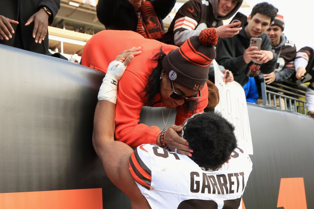Myles Garrett Celebrates With Family After Breaking NFL Sack Record ...