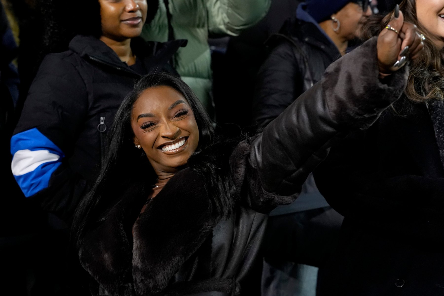 Simone Biles Kisses Husband Jonathan Owens Before Bears Playoff Game ...