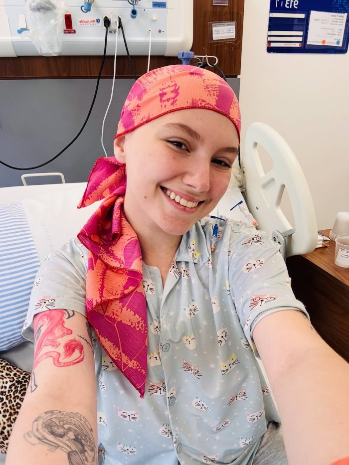 Isabel Veloso Dead: Influencer Dies at Age 19 After Cancer Battle | Us ...