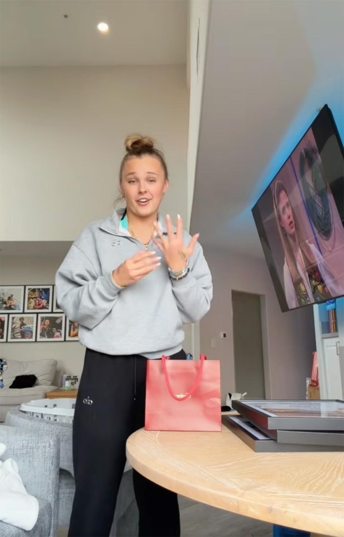 JoJo Siwa luce su nuevo anillo Cartier de $2,600 dólares de su novio ...
