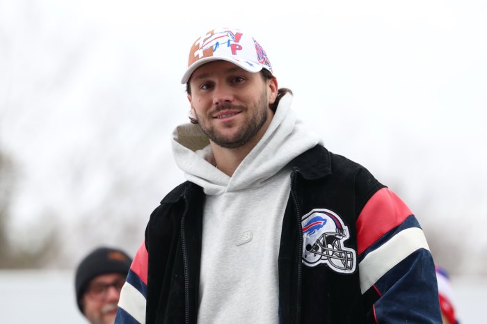 Josh Allen Subtly Supports Hailee Steinfeld's Golden Globes Appearance ...
