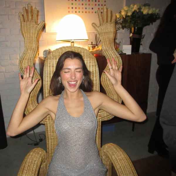 Dua Lipa deslumbra con un vestido plateado transparente para recibir el ...