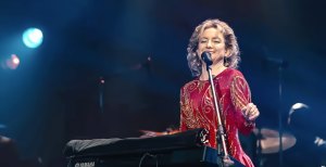 Breaking Down Kate Hudson’s Controversial Role in Song Sung Blue | Us ...