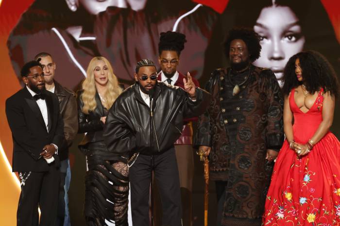 Fans React to Cher’s ‘Confused’ Onstage Moment During the 2026 Grammys ...