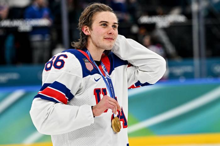 Jack Hughes reacciona a la ausencia del equipo femenino de hockey en el ...