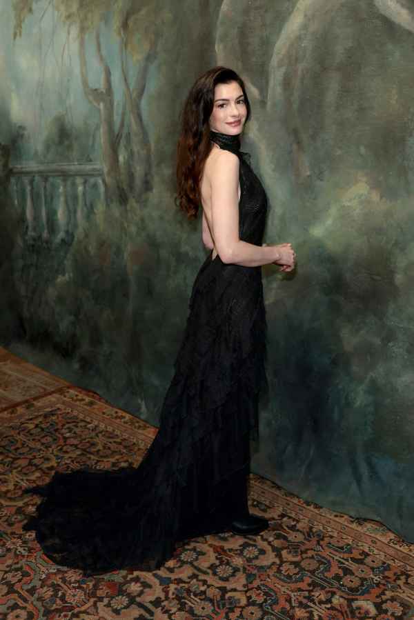 Anne Hathaway deslumbra con un vestido semitransparente en el desfile ...