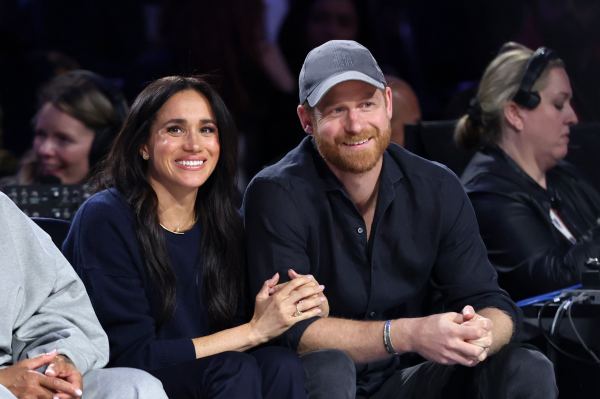 Meghan Markle and Prince Harry Pack on the PDA Courtside at NBA Game ...