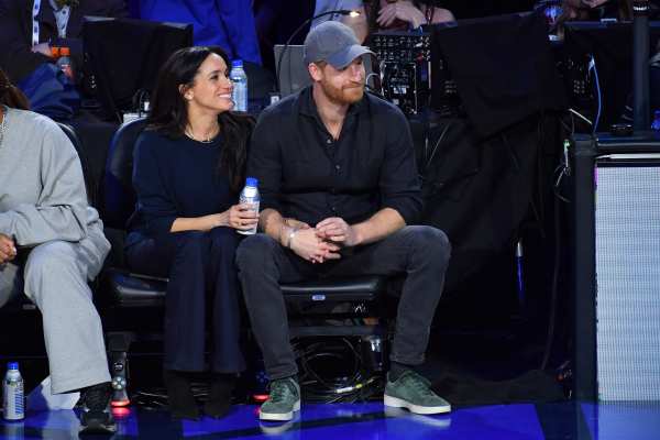 Meghan Markle and Prince Harry Pack on the PDA Courtside at NBA Game ...