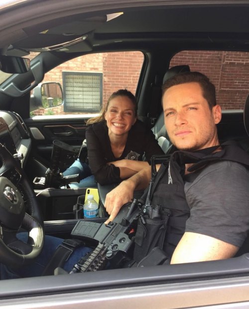 Chicago P.D.'s Jesse Lee Soffer, Tracy Spiridakos' Relationship ...